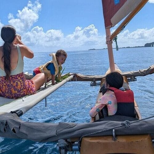 Navigue comme un Polynésien : découvre la pirogue à voile ...