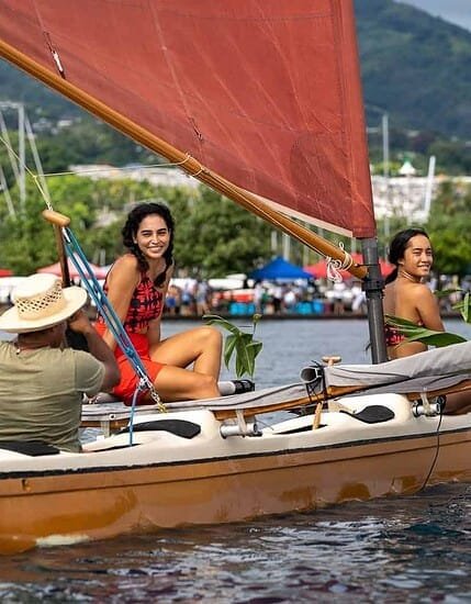 Navigue comme un Polynésien : découvre la pirogue à voile ...