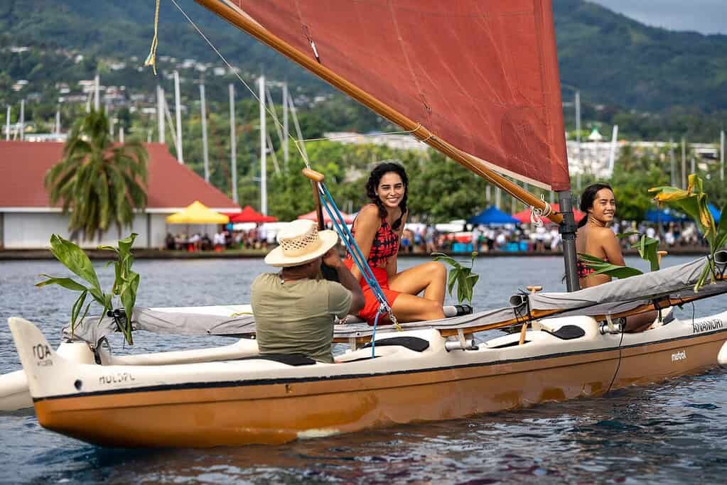 Navigue comme un Polynésien : découvre la pirogue à voile ...