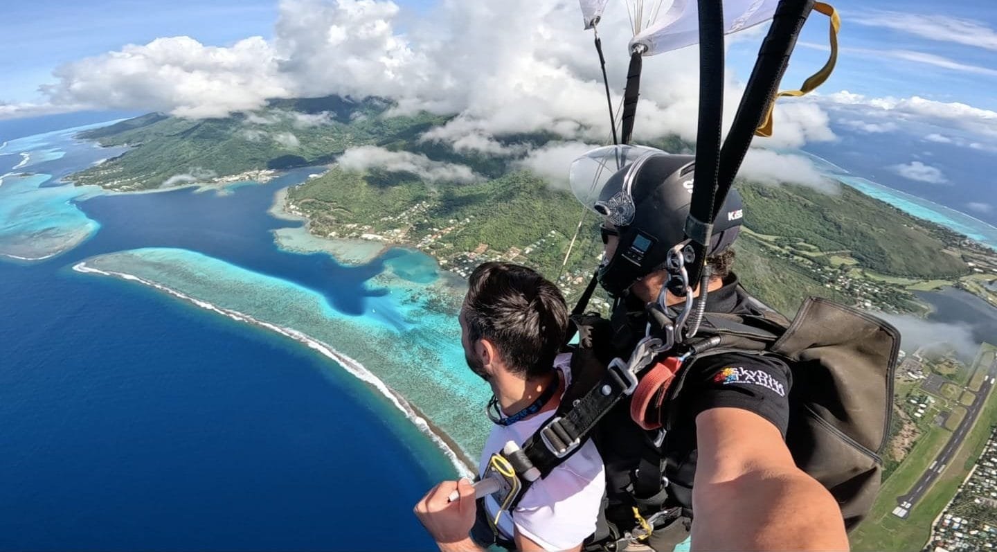 Skydiving in Tahiti, Moorea and Bora Bora - ANOE Guide, ton compagnon ...